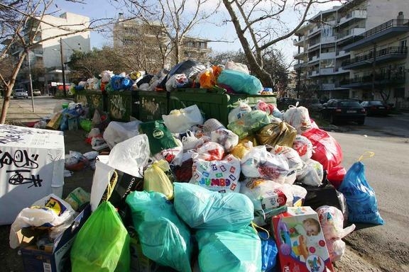 Λόφοι από σκουπίδια κατακλύζουν τους δρόμους | topontiki.gr