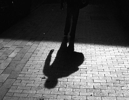 Σκιές στο περιστύλιο… | topontiki.gr