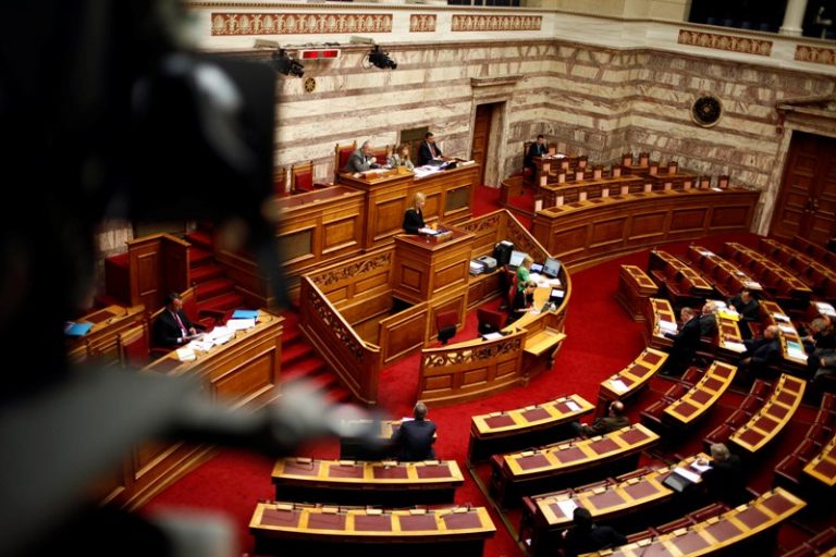 Αντιδράσεις κυβερνητικών βουλευτών στη συζήτηση για τον προϋπολογισμό ...