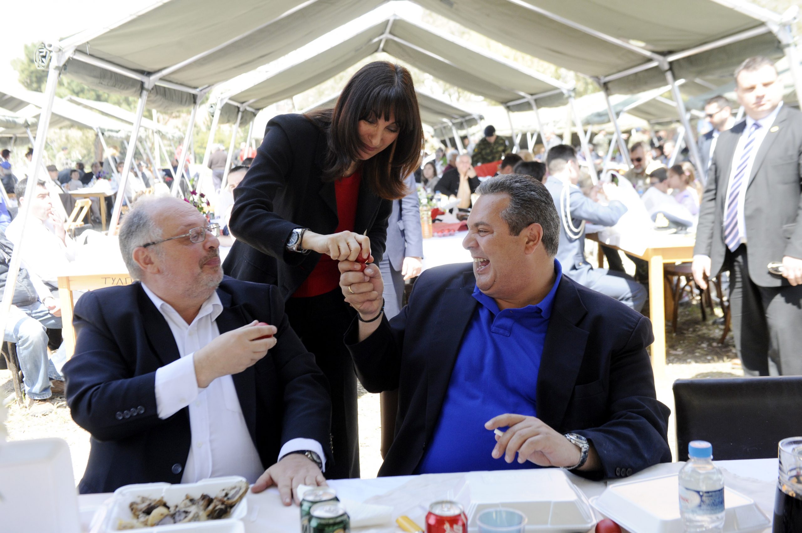 Το πασχαλινό γλέντι Καμμένου – Κουντουρά στο στρατόπεδο στο Γουδί ...