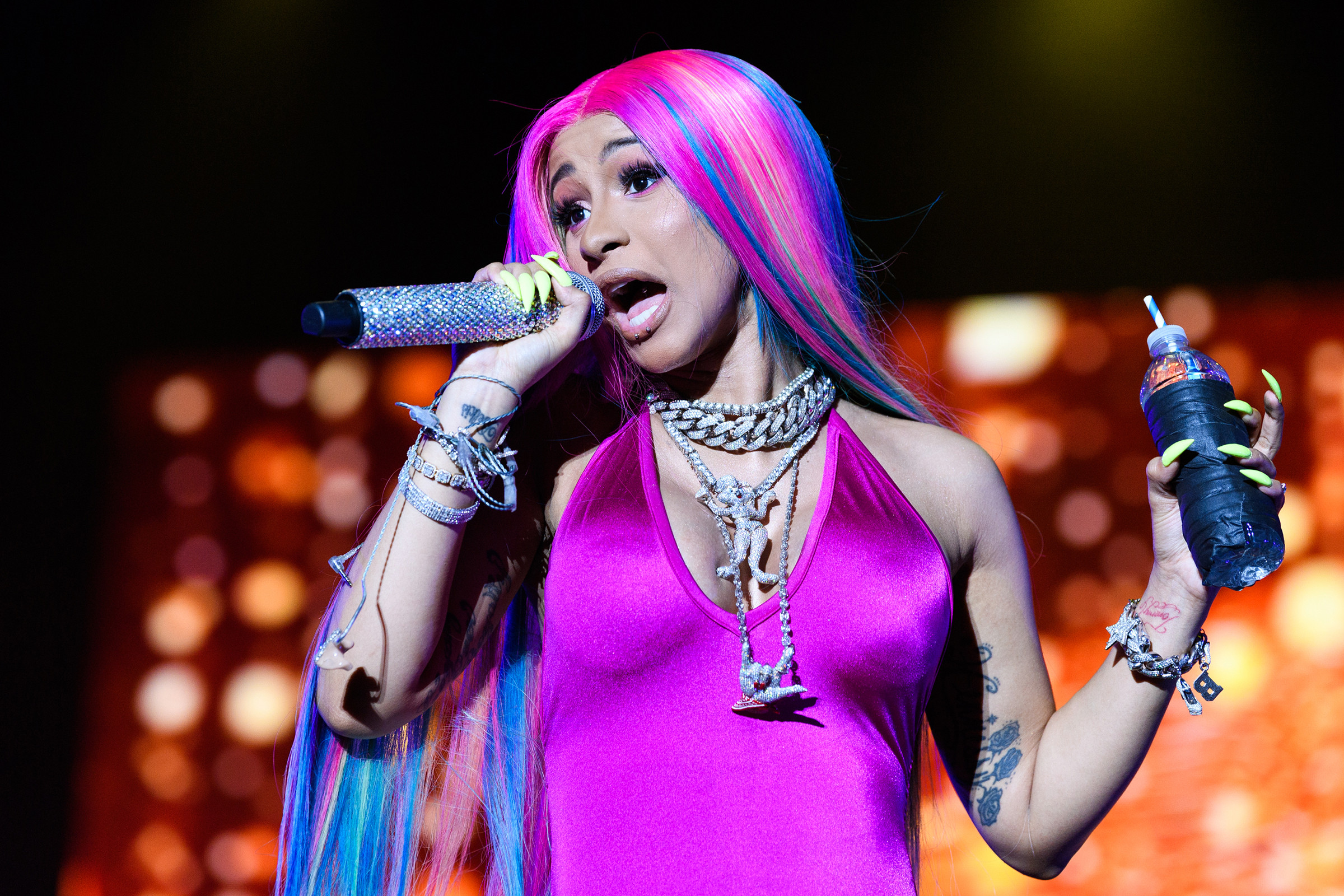 H Cardi B βοηθάει τους πληγέντες από τον κορωνοϊό (Photos) | topontiki.gr