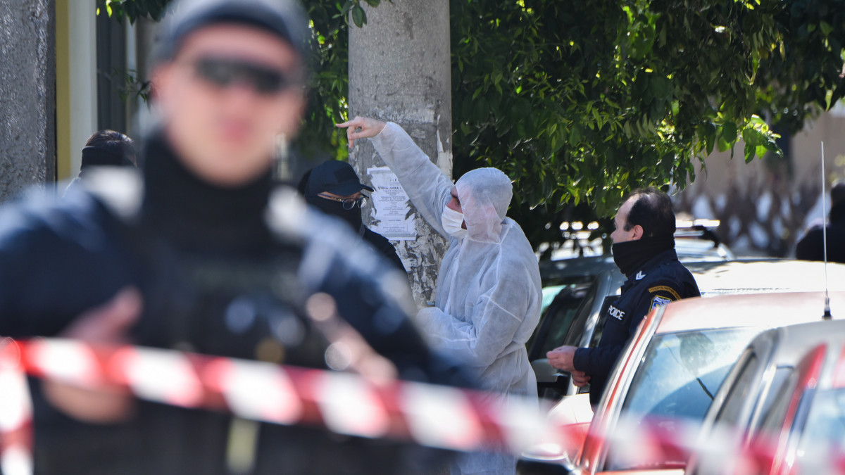 Όπλα και χειροβομβίδες σε διαμέρισμα στο Παγκράτι – Η έφοδος της ...
