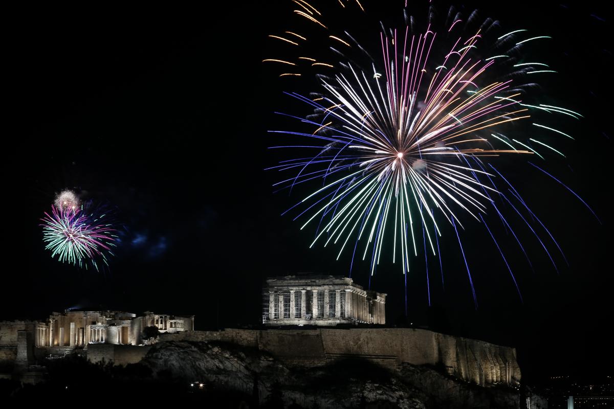 Πρωτοχρονιά: Η Ελλάδα υποδέχθηκε στα μπαλκόνια με πυροτεχνήματα το 2021 ...