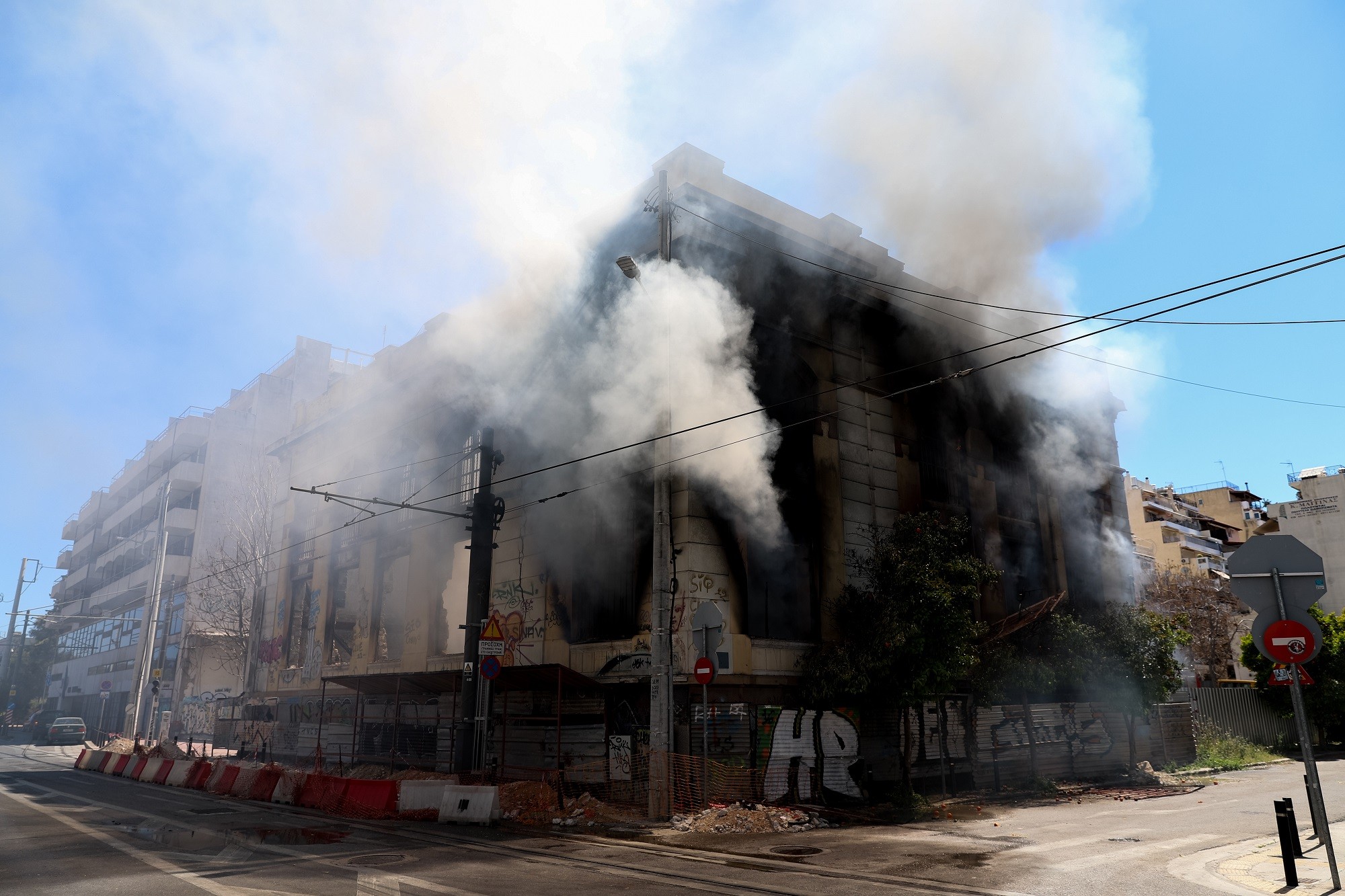 Πυρκαγιά σε κτίριο στον Πειραιά σε κατοικημένη περιοχή (Video ...