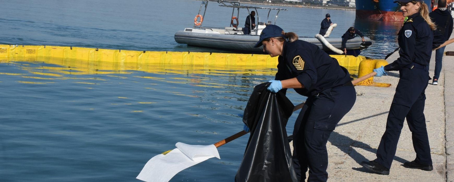 Κέρκυρα: Θαλάσσια ρύπανση στο λιμάνι από την πετρέλευση ...