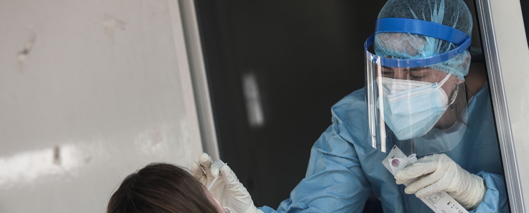 Κορωνοϊός: Σχεδόν 4.000 νέα κρούσματα και 54 θάνατοι | topontiki.gr