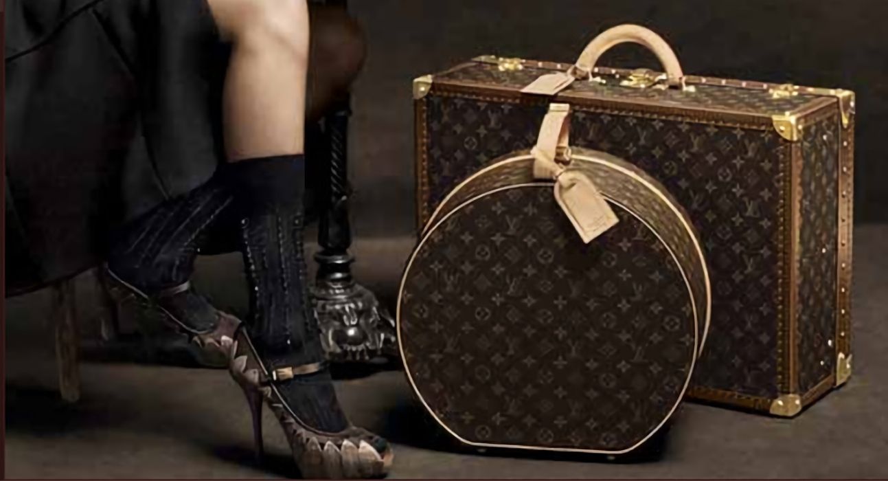 Ταξιδεύοντας με στυλ και με… Louis Vuitton: Ένα βιβλίο γεμάτο ...