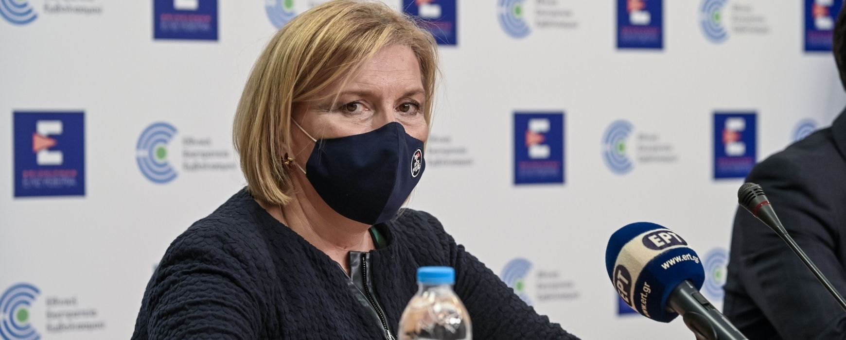 Αποδοκιμασίες και συνθήματα κατά την αποχώρηση Γκάγκα από το ...