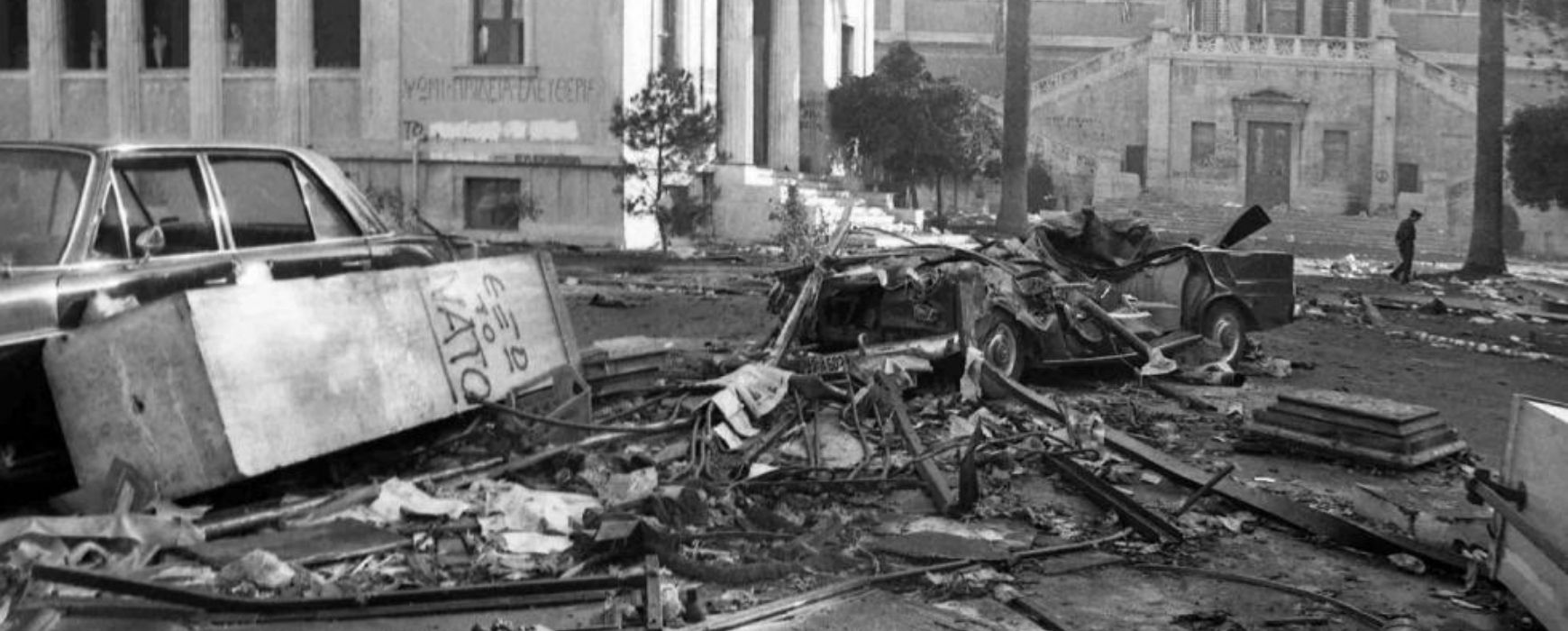 Πολυτεχνείο: Η στιγμή που το τανκ συνθλίβει την πύλη – Οι μαρτυρίες ...