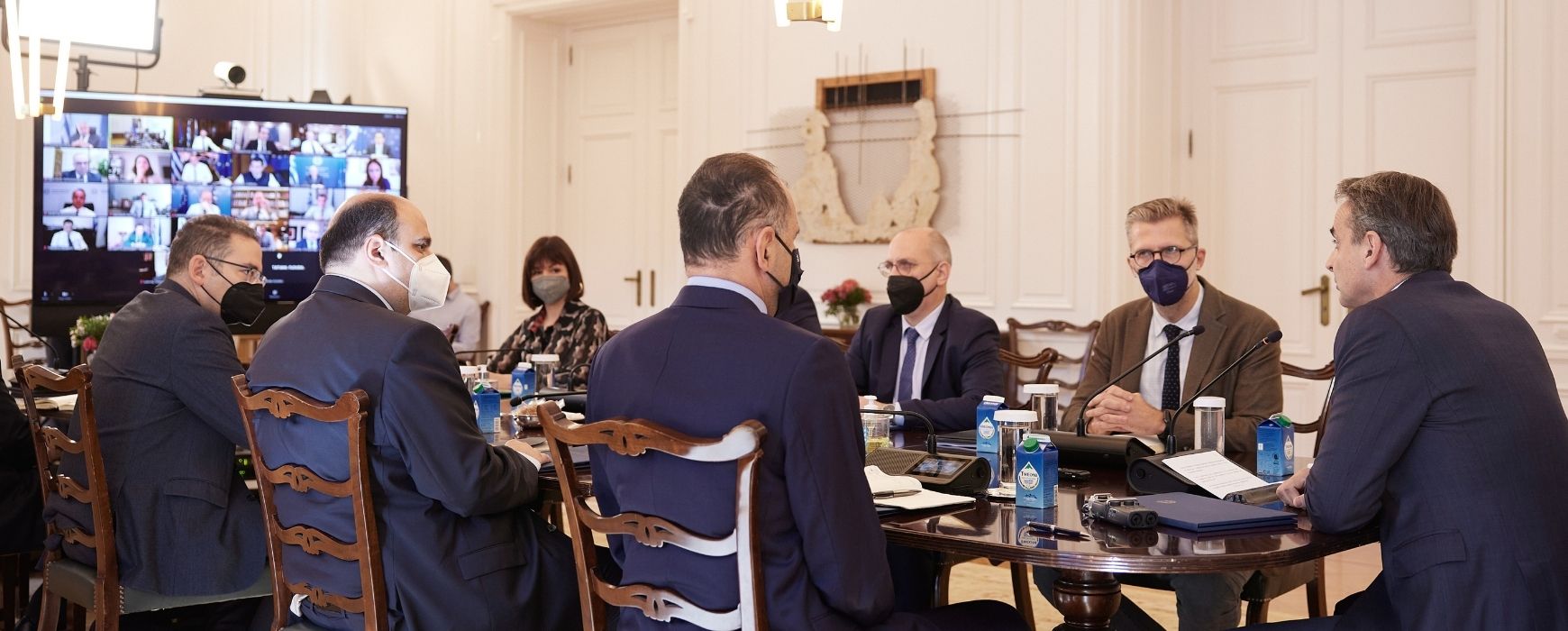 Υπουργικό συμβούλιο: Η περίεργη χάρτινη συσκευασία μπροστά από κάθε ...
