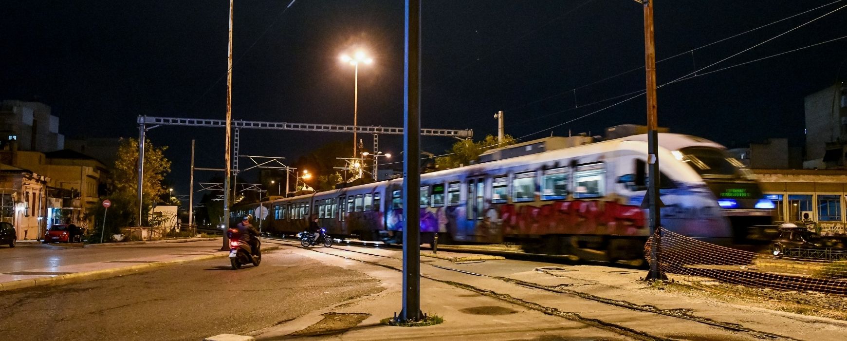 Φρίκη στον Κολωνό: Αποκεφαλίστηκε άνθρωπος που παρασύρθηκε από τρένο ...