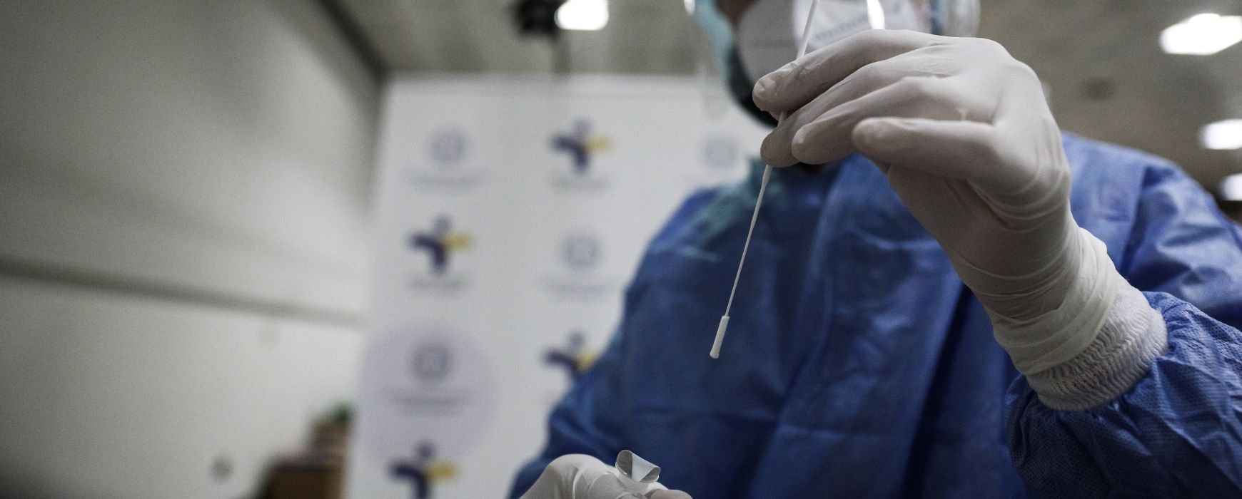 Νέες συστάσεις λόγω Όμικρον: Τι πρέπει να κάνει ένας εμβολιασμένος αν ...