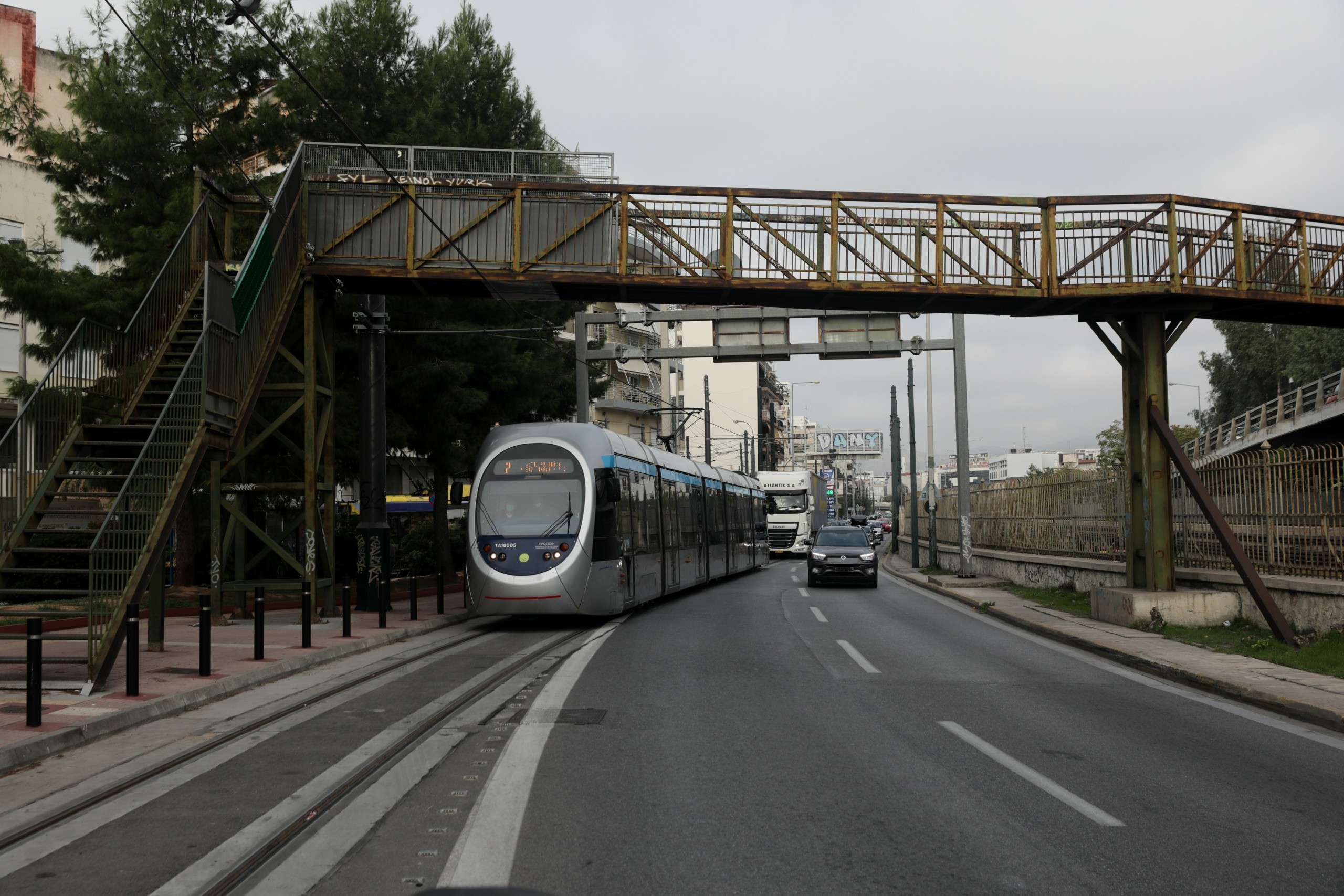 Καλαμάκι: Συρμός του τραμ συγκρούστηκε με αυτοκίνητο – Ελαφρά ...