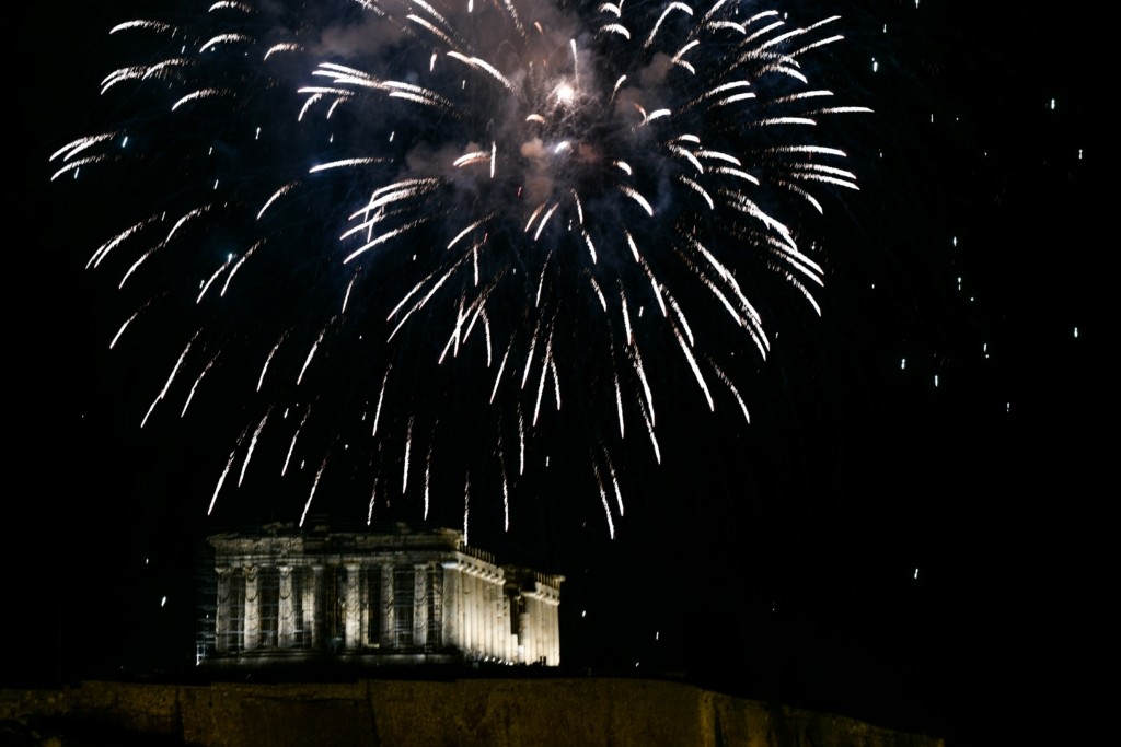 Με πυροτεχνήματα και μηνύματα ελπίδας υποδέχθηκε η Ελλάδα το νέο έτος ...