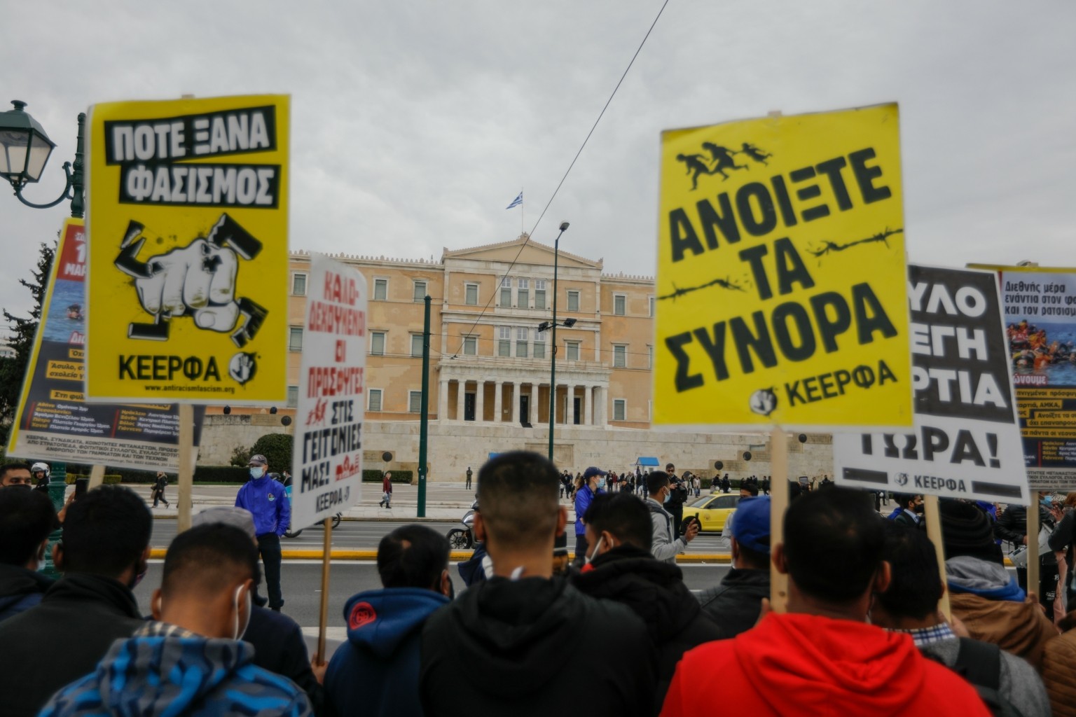 Σύνταγμα: Δυναμική συγκέντρωση ενάντια στις απελάσεις και τα pusbacks ...