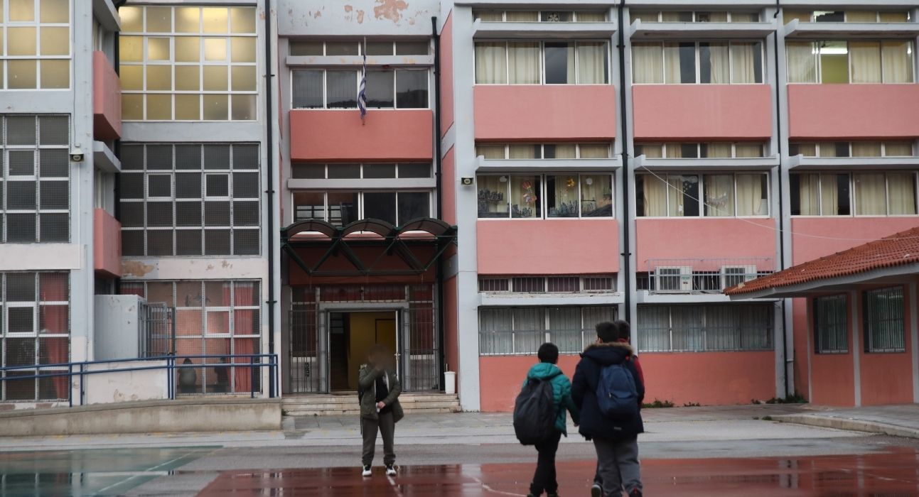 Λάρισα: Χειροπέδες σε μαθητές Γυμνασίου – Εκβίαζαν συμμαθήτριες τους ...