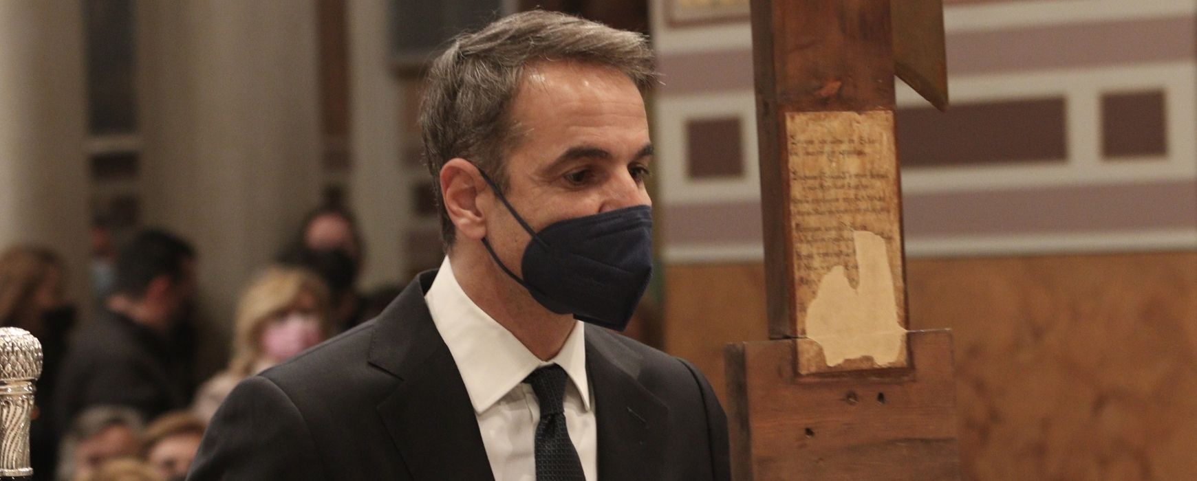 Κυριάκος Μητσοτάκης: Στα Χανιά για την ακολουθία του Eπιταφίου (Video ...