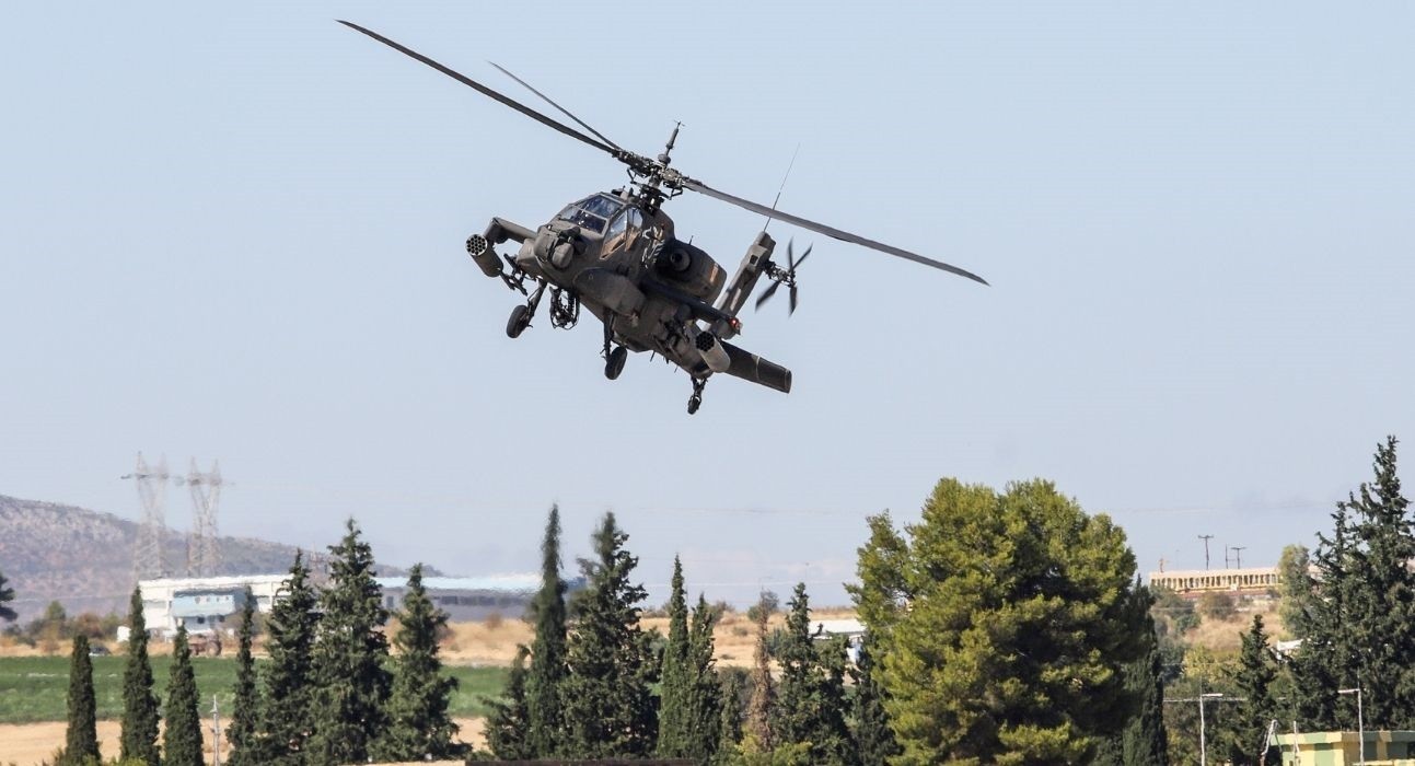 Αναγκαστική προσγείωση στρατιωτικού ελικοπτέρου Apache στην Εύβοια ...