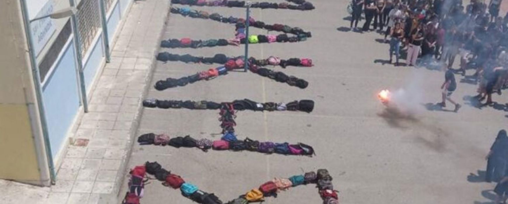 Κηδεία 14χρονου: Σε κλίμα συγκίνησης το τελευταίο αντίο στον μαθητή που ...