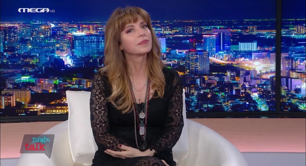 Δήμητρα Παπαδοπούλου: Απολαμβάνει τη θάλασσα με μαγιό και χωρίς ίχνος ...