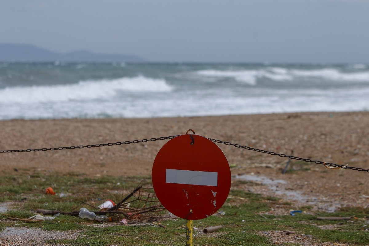 Θρίλερ στη Ραφήνα: Παιδάκι που έπαιζε σε παραλία, ξέθαψε… ανθρώπινο ...