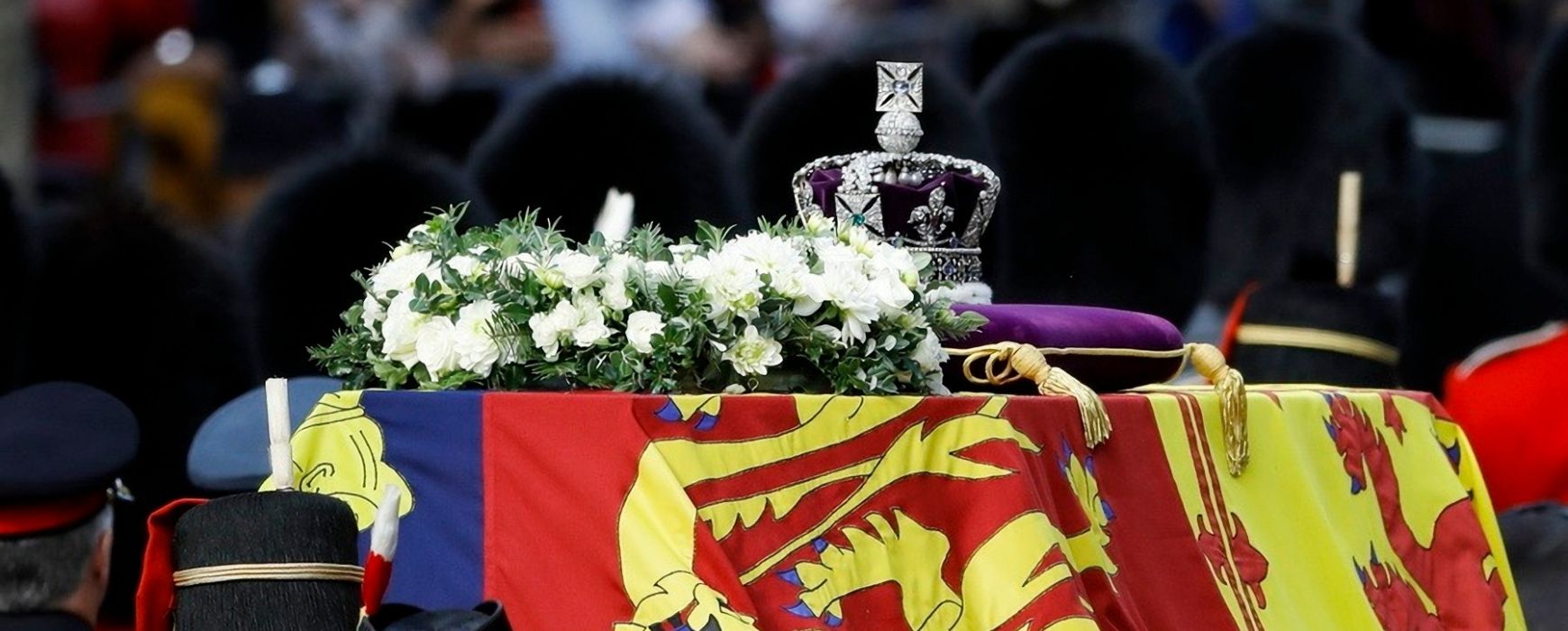 Βασίλισσα Ελισάβετ: Σε λαϊκό προσκύνημα η σορός, ουρές χιλιομέτρων για ...