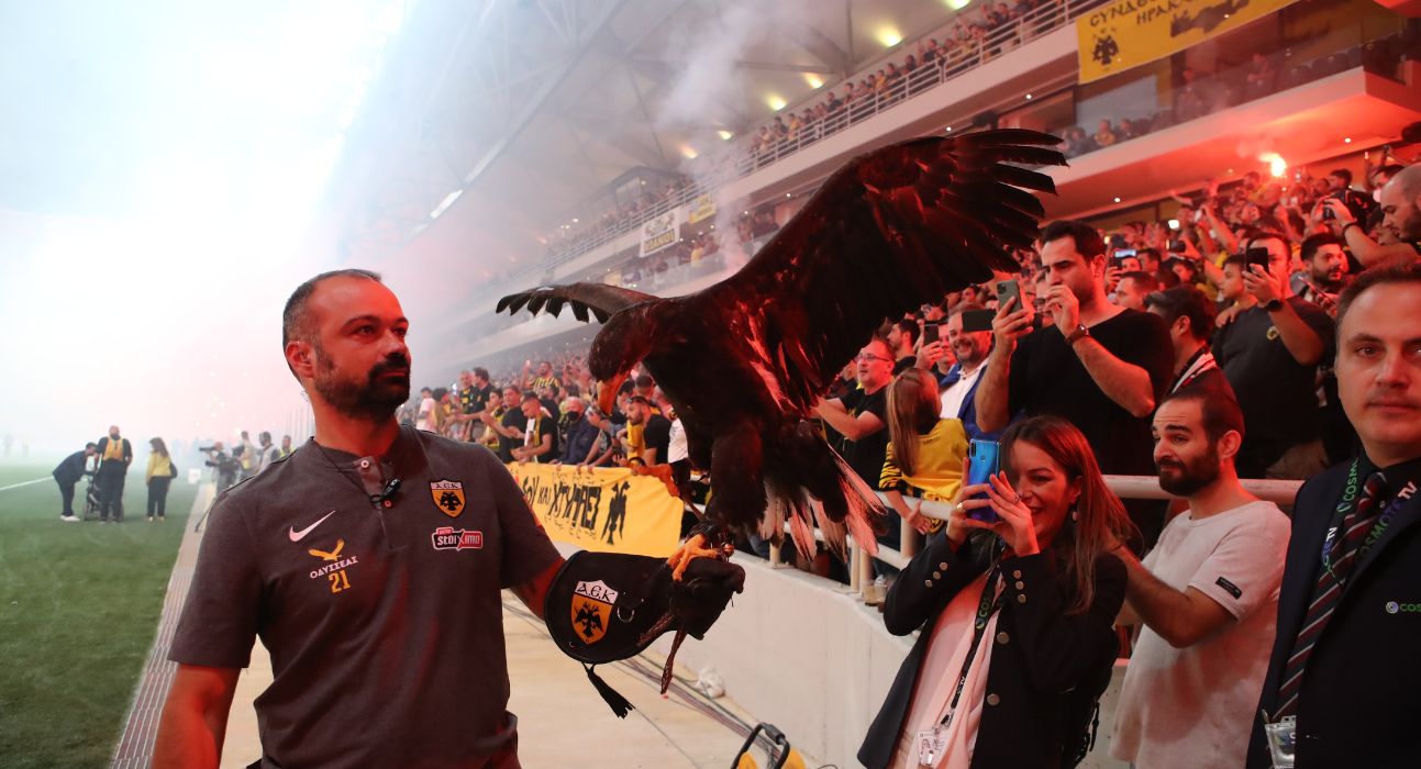 ΑΕΚ: Ο αετός «Οδυσσέας» πέταξε πάνω από την «OPAP Arena» και πήγε τη ...