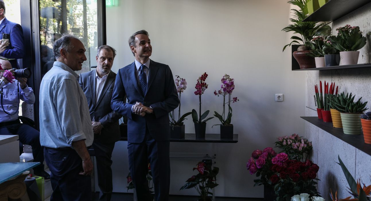 Ο Μητσοτάκης εγκαινίασε τα ανακαινισμένα ανθοπωλεία της Βουλής στο ...