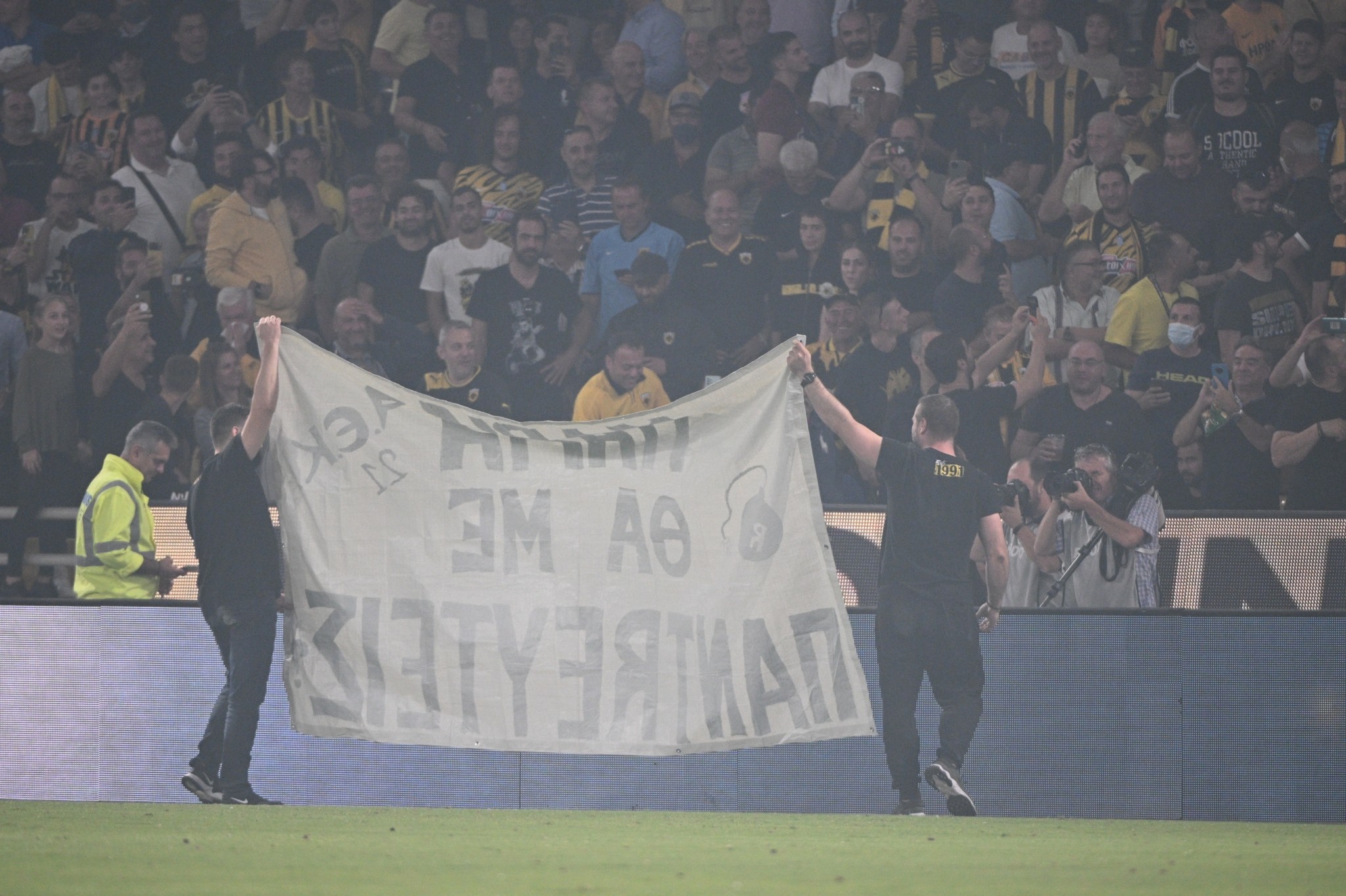 Opap Arena: Πρόταση… γάμου στο πρώτο παιχνίδι της ΑΕΚ στο νέο γήπεδο ...