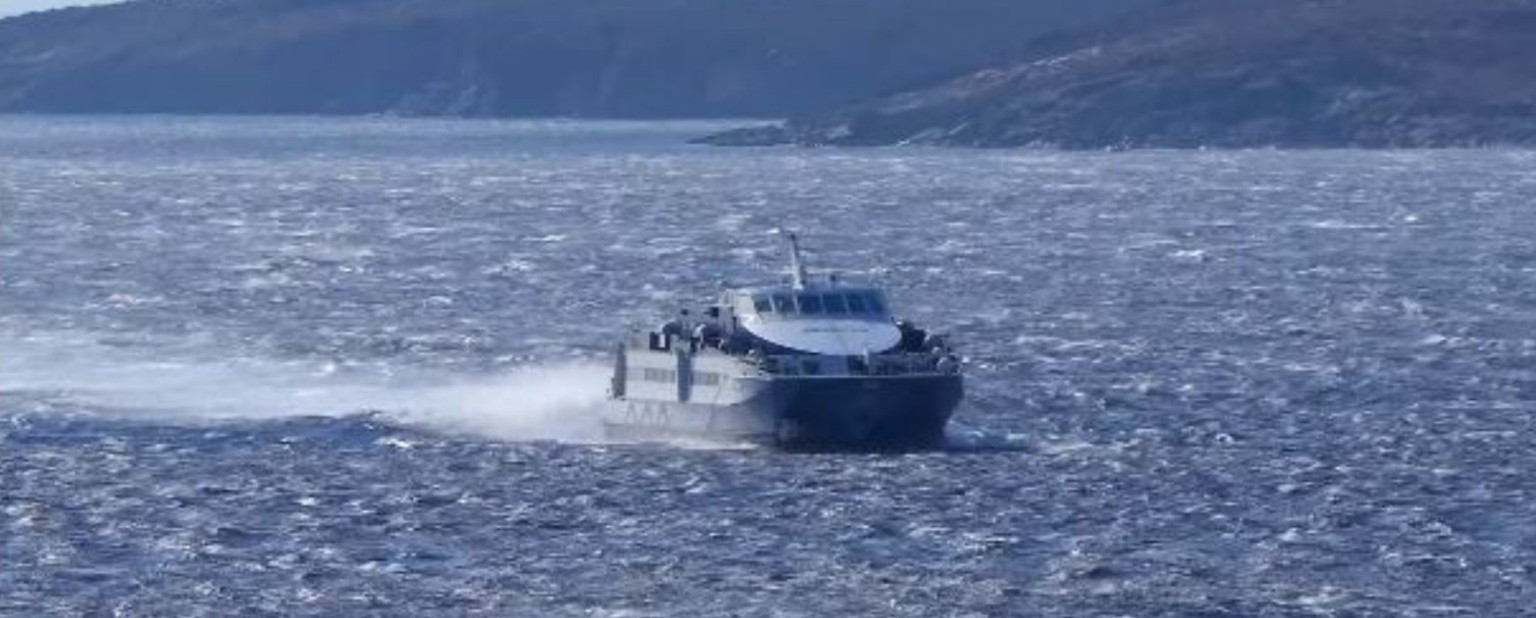 Sifnos Jet: «Μάχη» με τα κύματα και τους βοριάδες έξω από το λιμάνι της ...