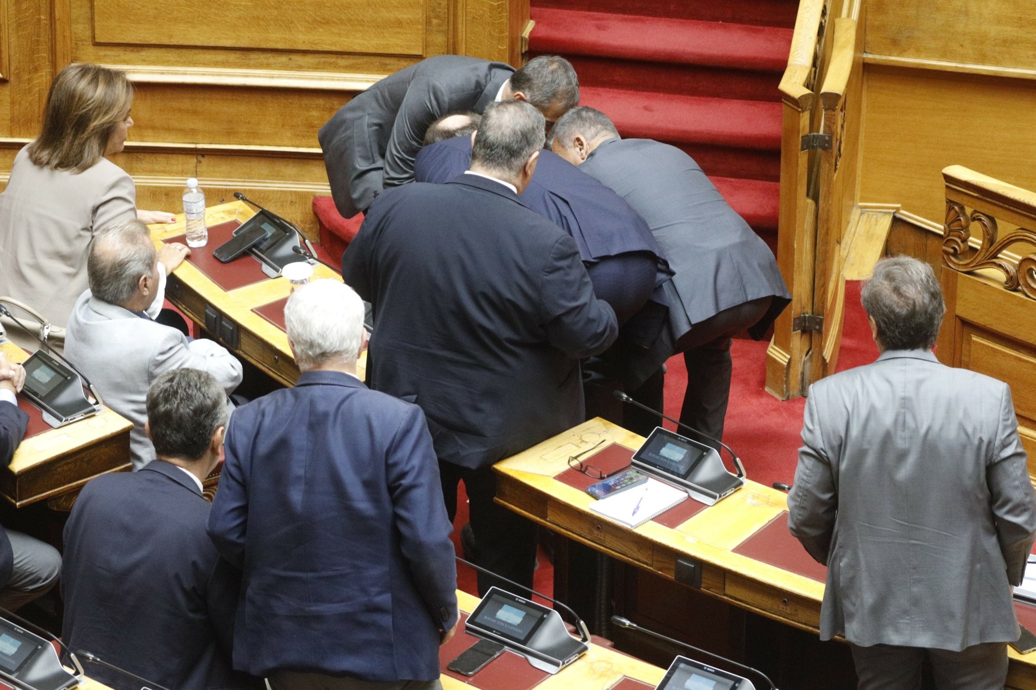 Βουλή: Η «τούμπα» της Σοφίας Βούλτεψη και η αντίδραση Τσίπρα (video ...