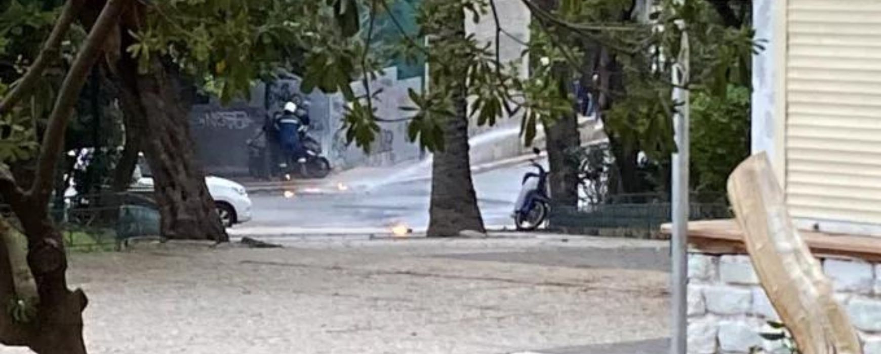 Πολυτεχνείο: Επίθεση με μολότοφ κατά αστυνομικών στην πλατεία ...
