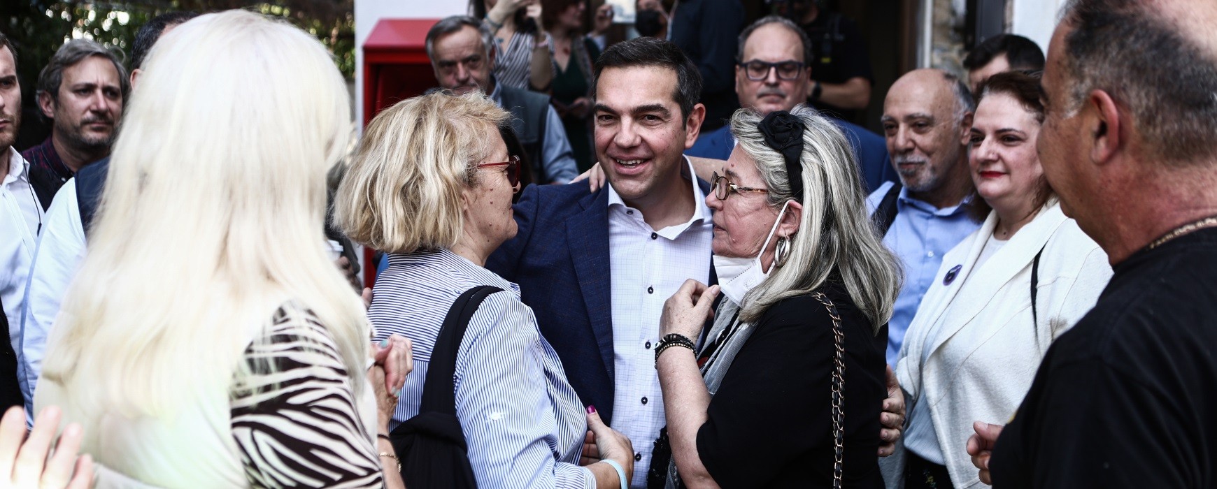 Ηλικιωμένη κυρία σε Τσίπρα: «Είστε πολύ νεότερος απ’ ό,τι σας δείχνει η ...