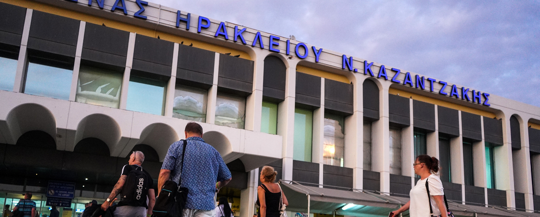 Ηράκλειο: Αναγκαστική προσγείωση αεροπλάνου – Στο νοσοκομείο επιβάτιδα ...