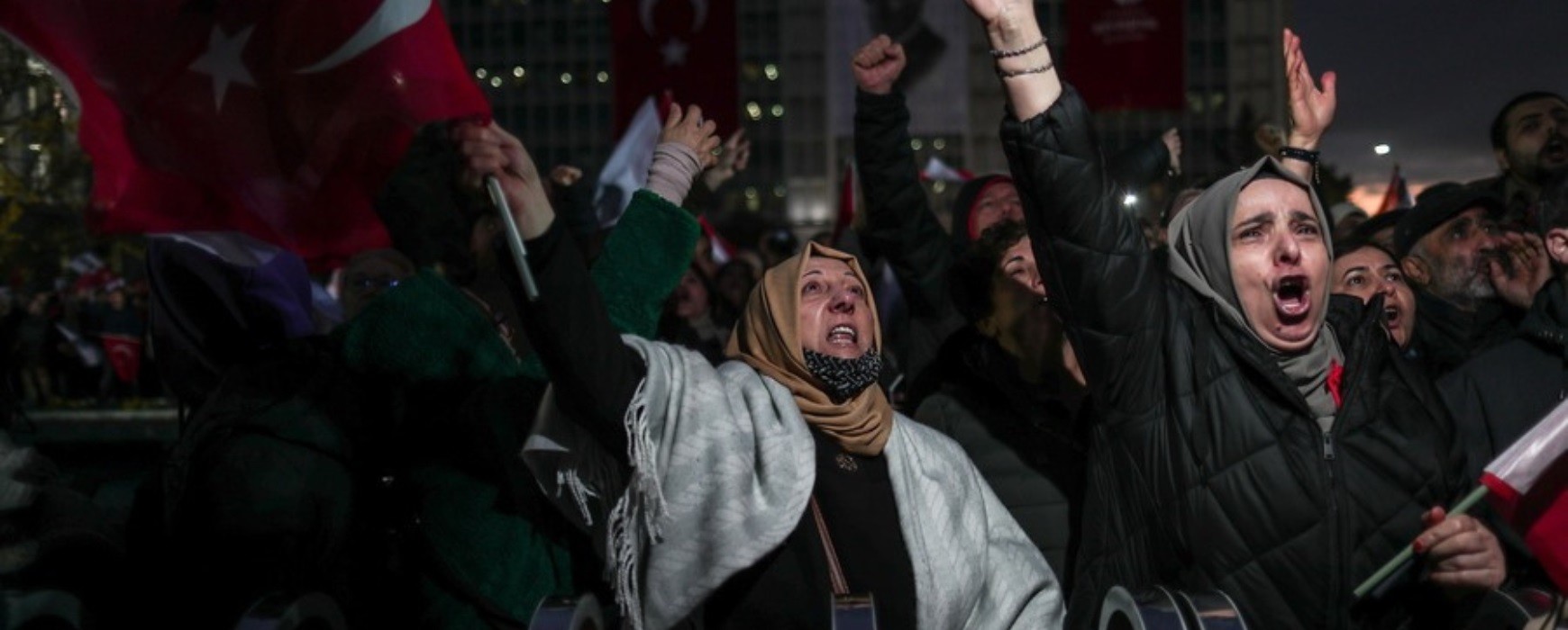 «Ερντογάν παραιτήσου!» – Χιλιάδες φωνάζουν υπέρ του Ιμάμογλου στην ...