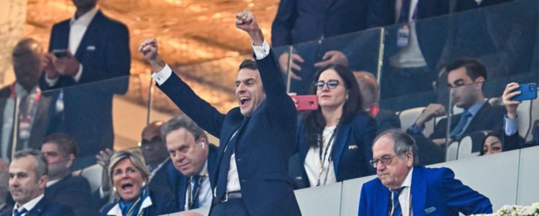 Μουντιάλ 2022: Ο Μακρόν πανηγύρισε έξαλλα την πρόκριση της Γαλλίας ...
