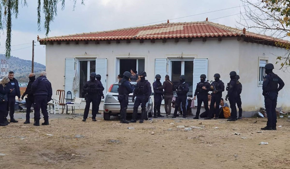Νέα αστυνομική επιχείρηση σε καταυλισμούς Ρομά στη Δυτική Αττική (Video ...