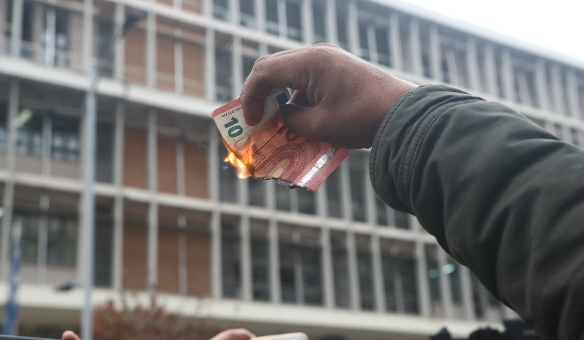 Θεσσαλονίκη: Ρομά καίνε χαρτονομίσματα έξω από τα δικαστήρια σε ένδειξη ...