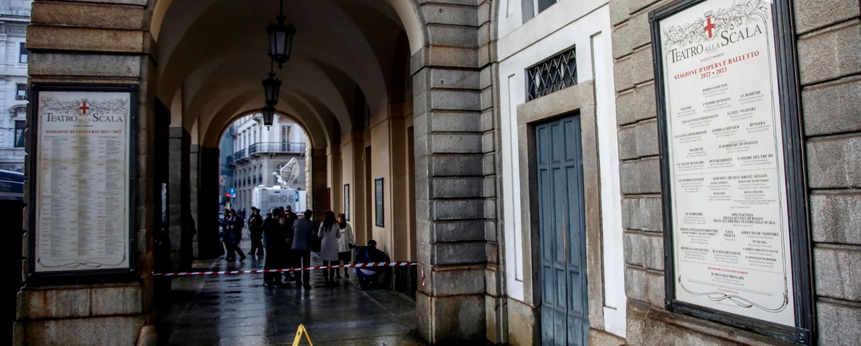 Ιταλία: Ακτιβιστές για το κλίμα πέταξαν μπογιές στη Σκάλα του Μιλάνου ...