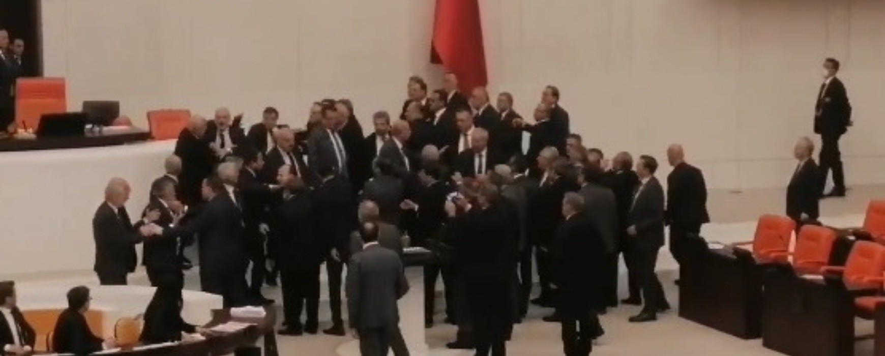 Χάος στο τουρκικό κοινοβούλιο – Στα χέρια ήρθαν βουλευτές, «άνοιξαν ...