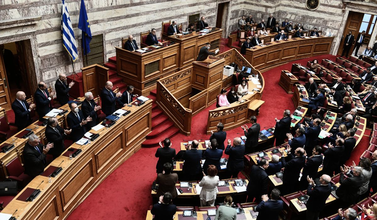 Πρόταση Δυσπιστίας: Συνεχίζεται η συζήτηση στη Βουλή – Δείτε live ...