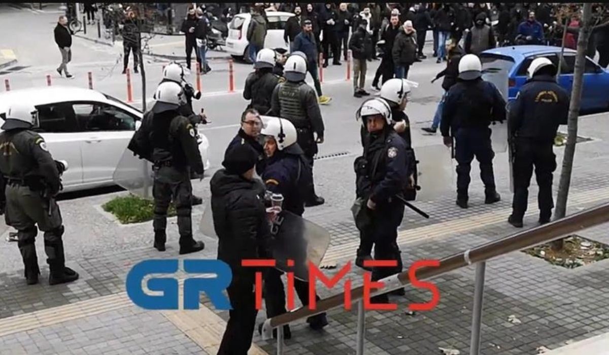 Άλκης Καμπανός: Ένταση και επεισόδια μεταξύ οπαδών έξω από τα ...