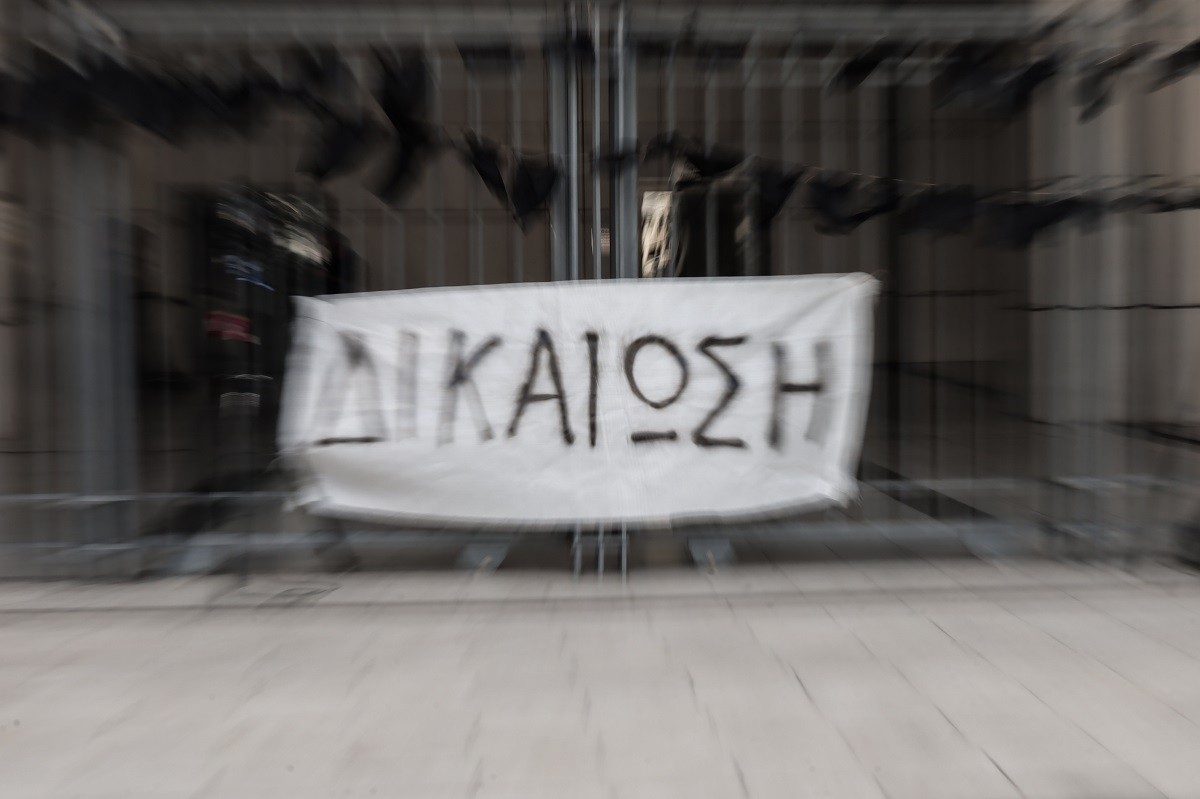 Δίκη για το Μάτι: «Τον γύρισα ανάσκελα, του μιλούσα και δεν απαντούσε ...