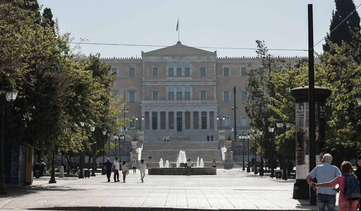 Και με το Σύνταγμα και με τον Κασιδιάρη! | topontiki.gr