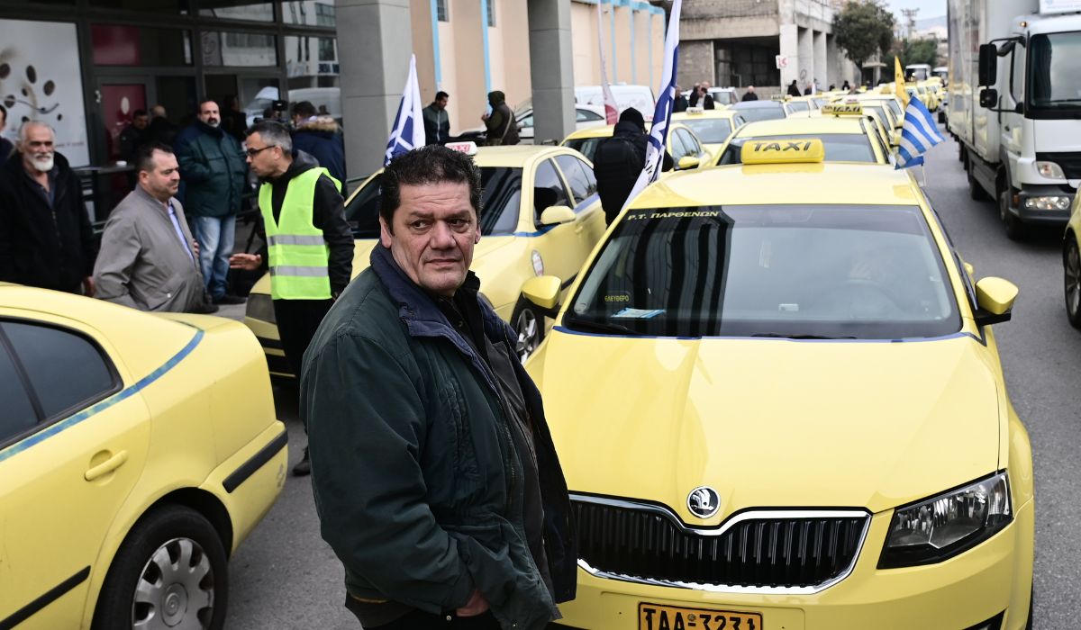 Ταξί: Συγκέντρωση και πορεία των οδηγών στο υπουργείο Μεταφορών ...