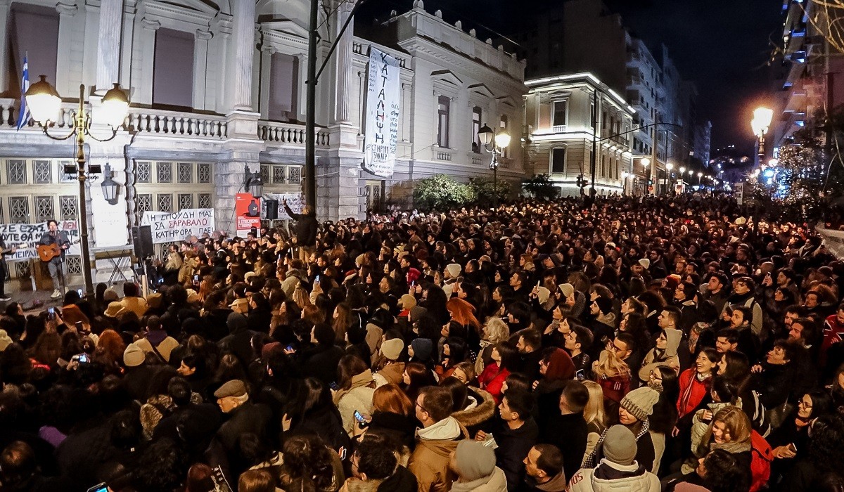 Εθνικό Θέατρο: Πλήθος κόσμου στη συναυλία αλληλεγγύης στους καλλιτέχνες ...