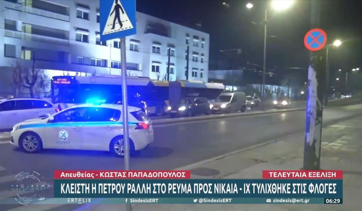 Τροχαίο στην Πέτρου Ράλλη: Αυτοκίνητο καρφώθηκε σε κολώνα και τυλίχτηκε ...