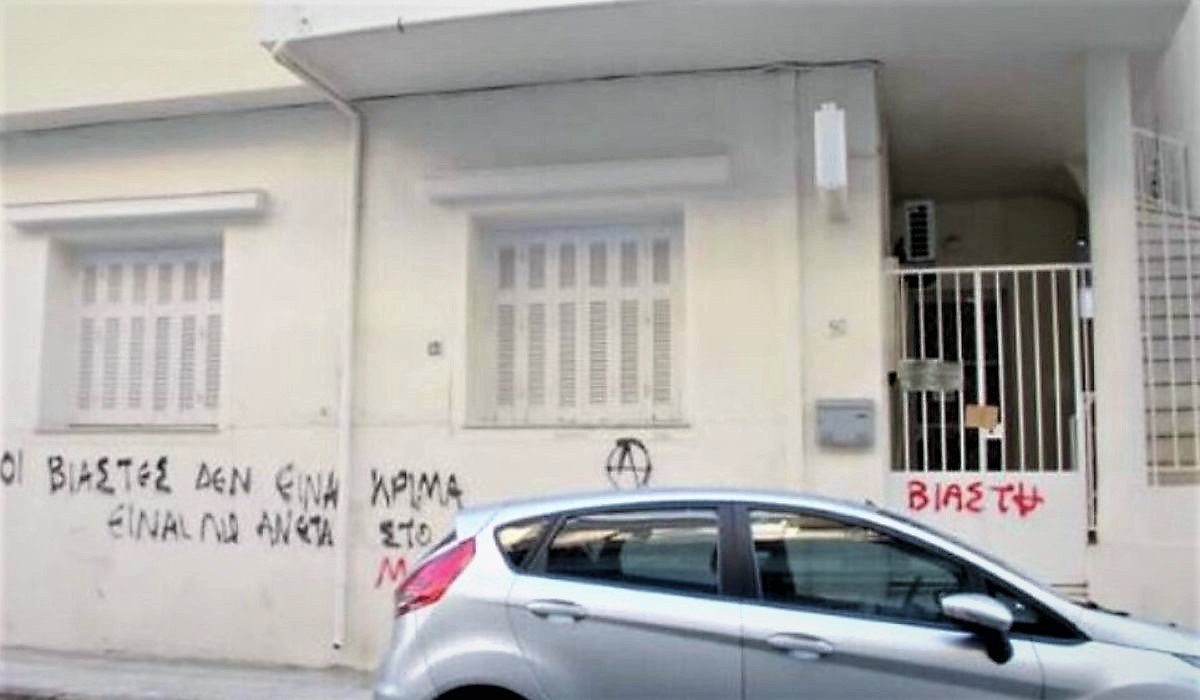Βιασμός 12χρονης στον Κολωνό: Καταγγελίες γειτόνων και συνθήματα έξω ...