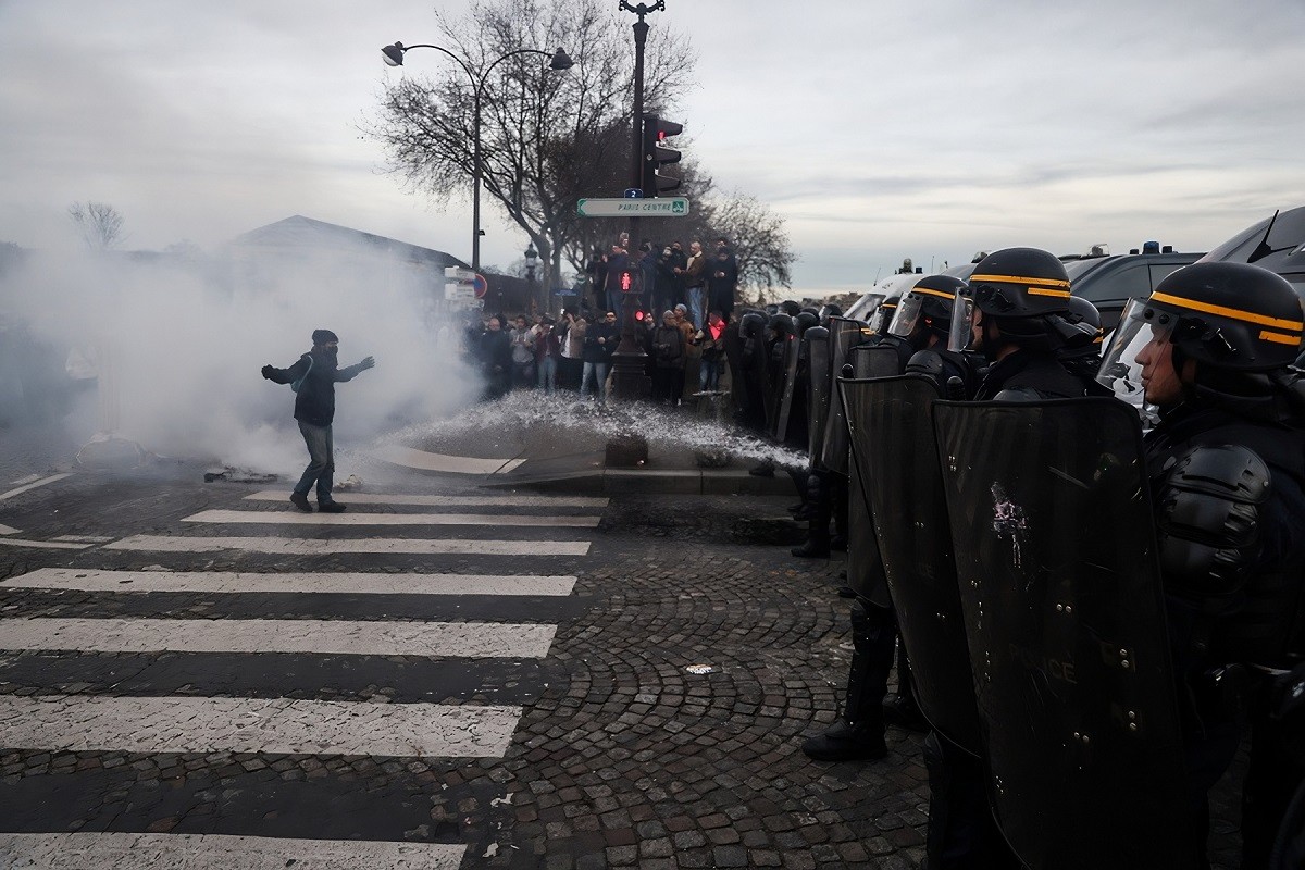 Ανησυχία για την υπερβολική αστυνομική βία στη Γαλλία εκφράζει το ...
