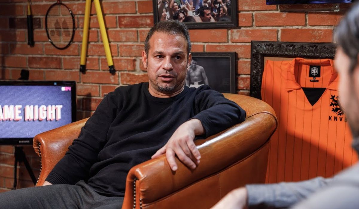 Ο Ντέμης Νικολαΐδης παίζει «μπάλα» στο γήπεδο του Σπορ FM 94.6 ...